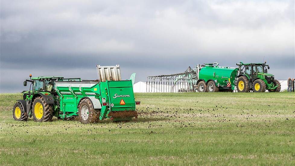 Vaste mest uitrijden met de Samson Flex 24 meter werkbreedte ...