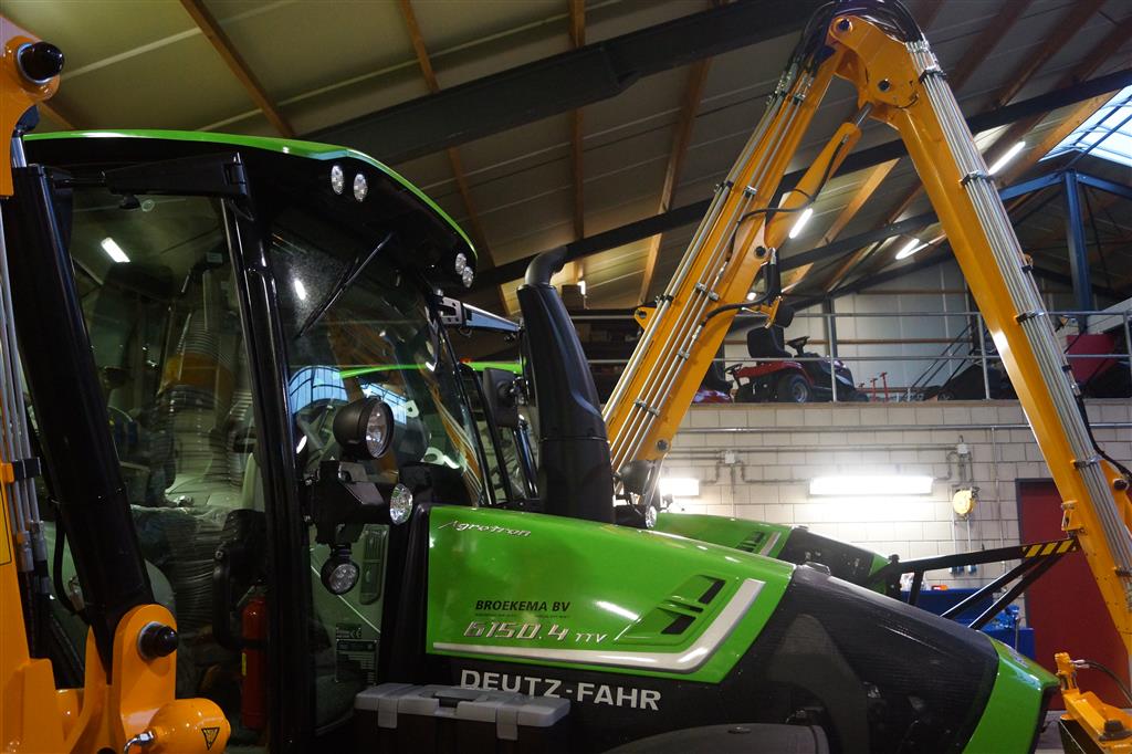 DEUTZ-FAHR › Mooie Deutz DX 120 bij Broekema op de show in Zweeloo ...