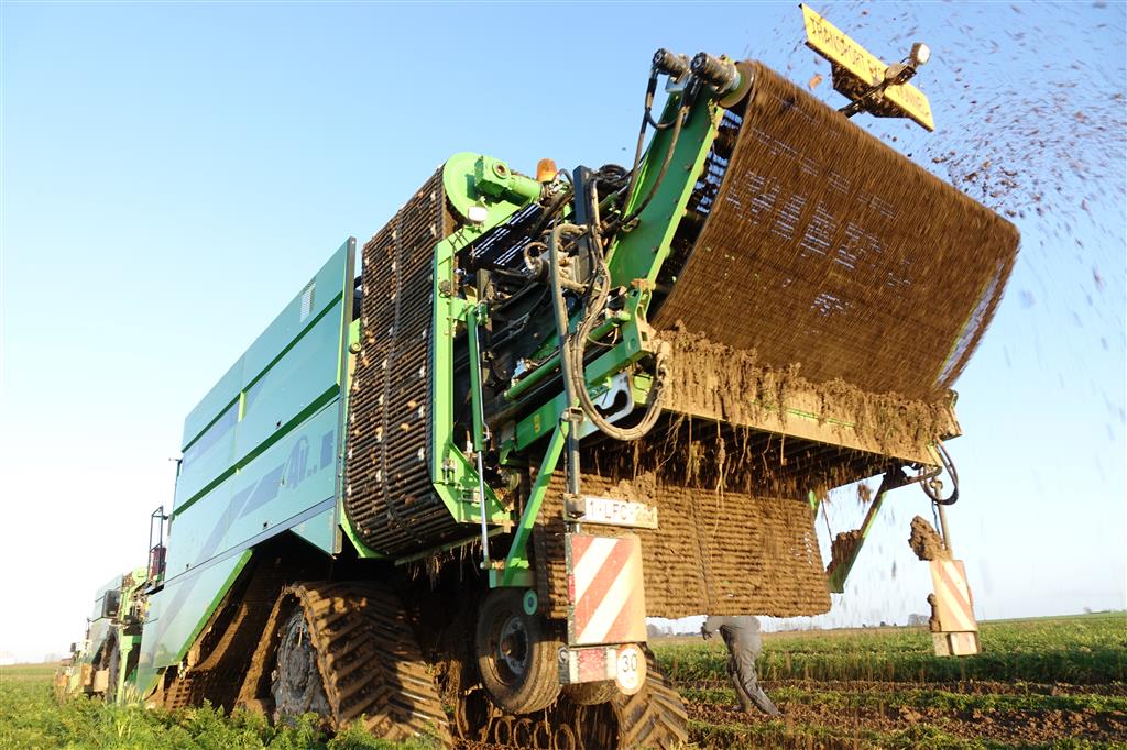 AVR › Driemaal AVR Puma 3 aan het wortelen rooien in Herchies (België ...