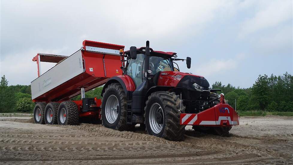 Case-IH Optum en New Holland HD in het zandtransport | Trekkerweb.nl ...