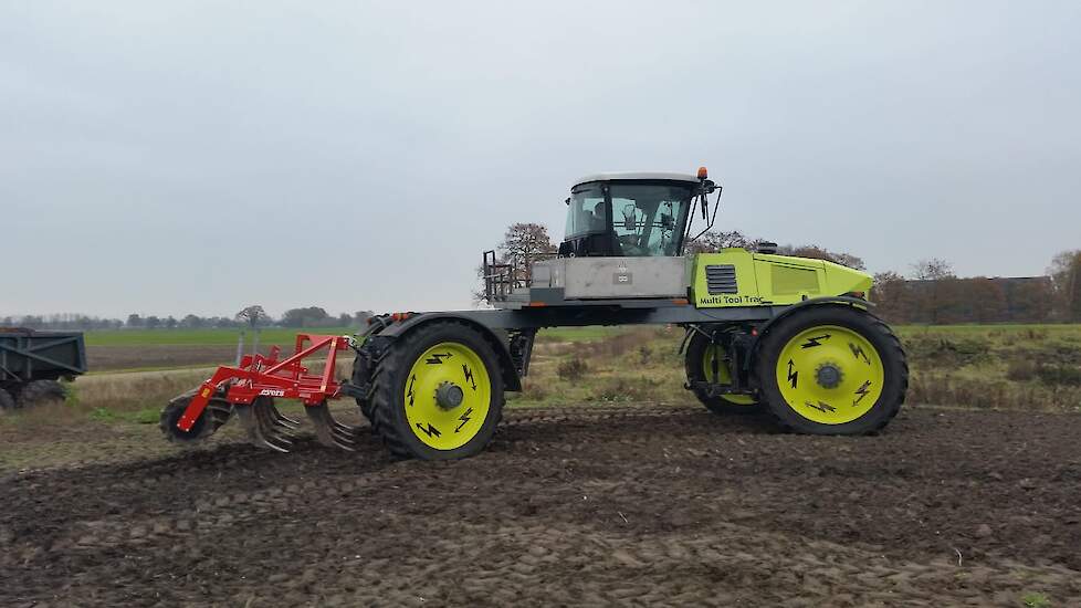 Gespot: in actie in het veld de Multi Tool Trac | Trekkerweb.nl ...