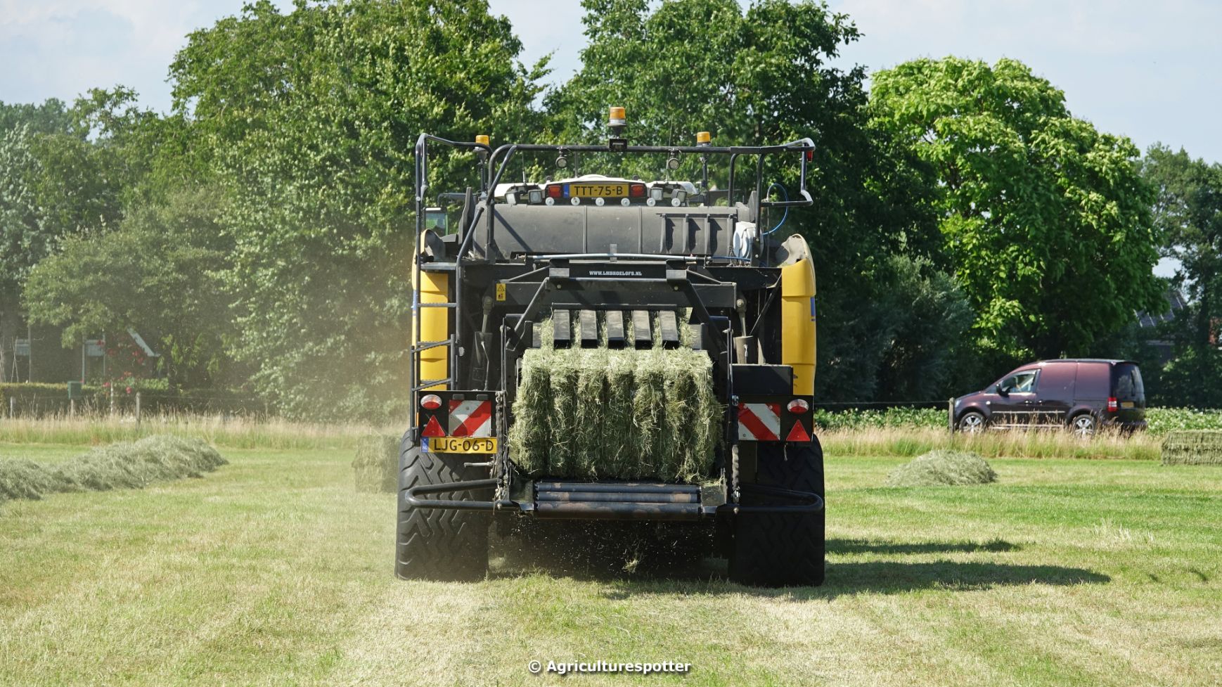 Fendt 724 Vario en New Holland BigBaler 1270 Plus Cropcutter ...