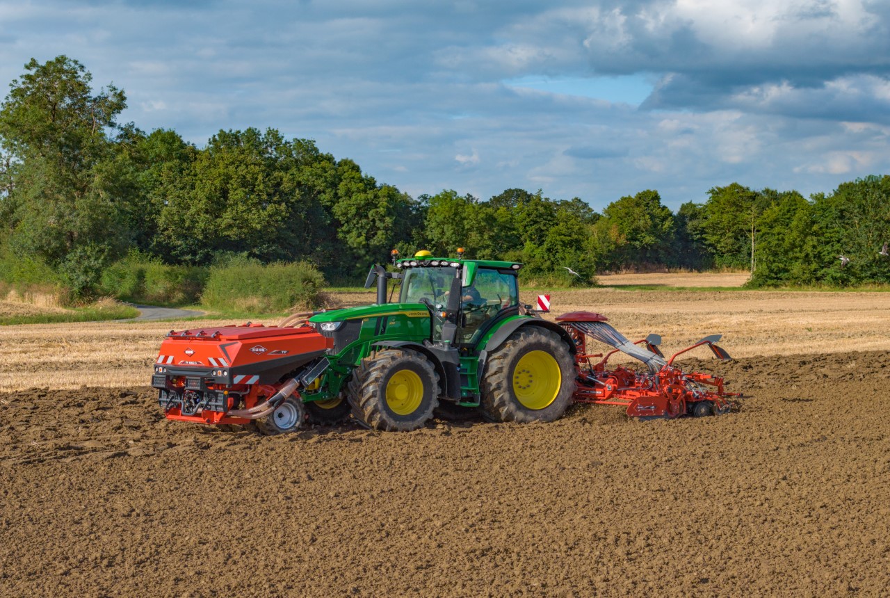 Reeks Kuhn-fronttanken verwelkomt nieuwe dubbeltrechter TF 2300 C ...