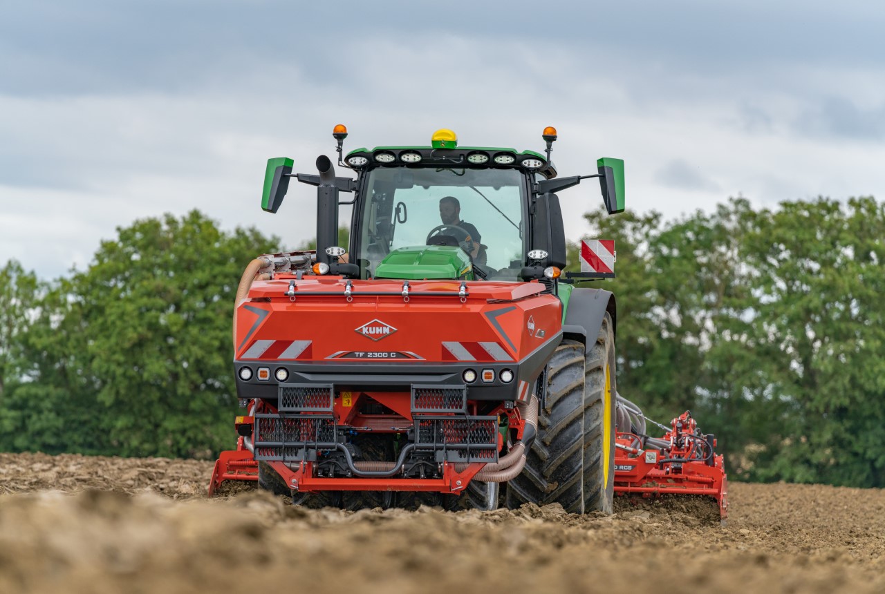 Reeks Kuhn-fronttanken verwelkomt nieuwe dubbeltrechter TF 2300 C ...