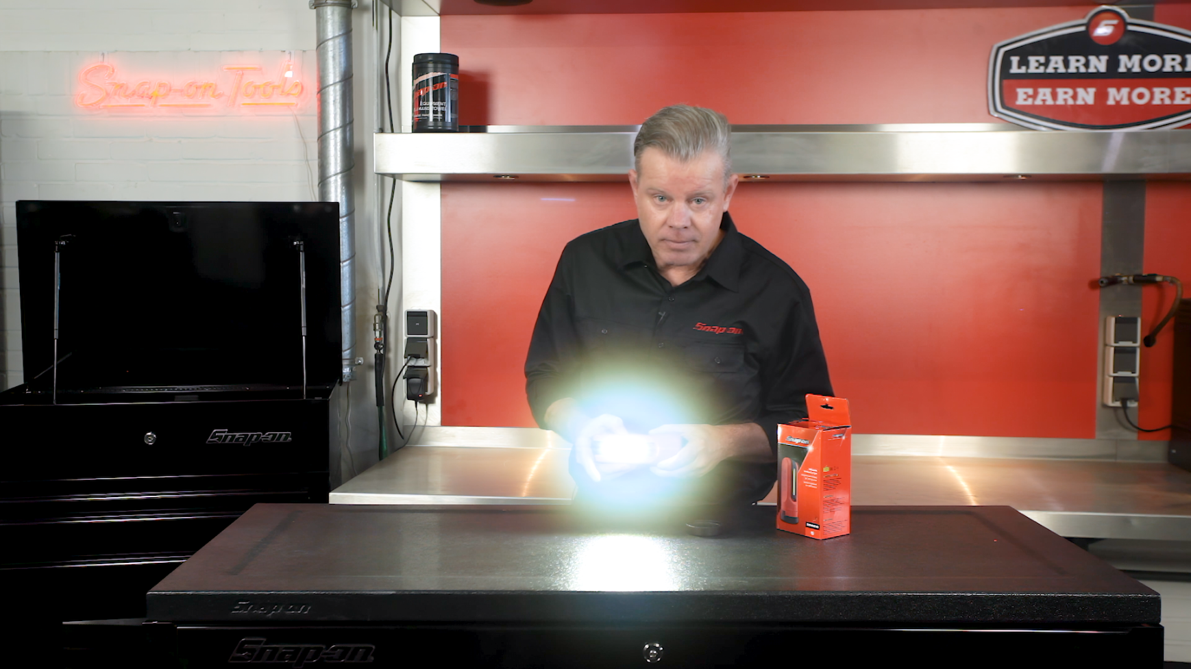 Acculamp met zuignap en automatisch vacuüm mechanisme | Trekkerweb.nl ...